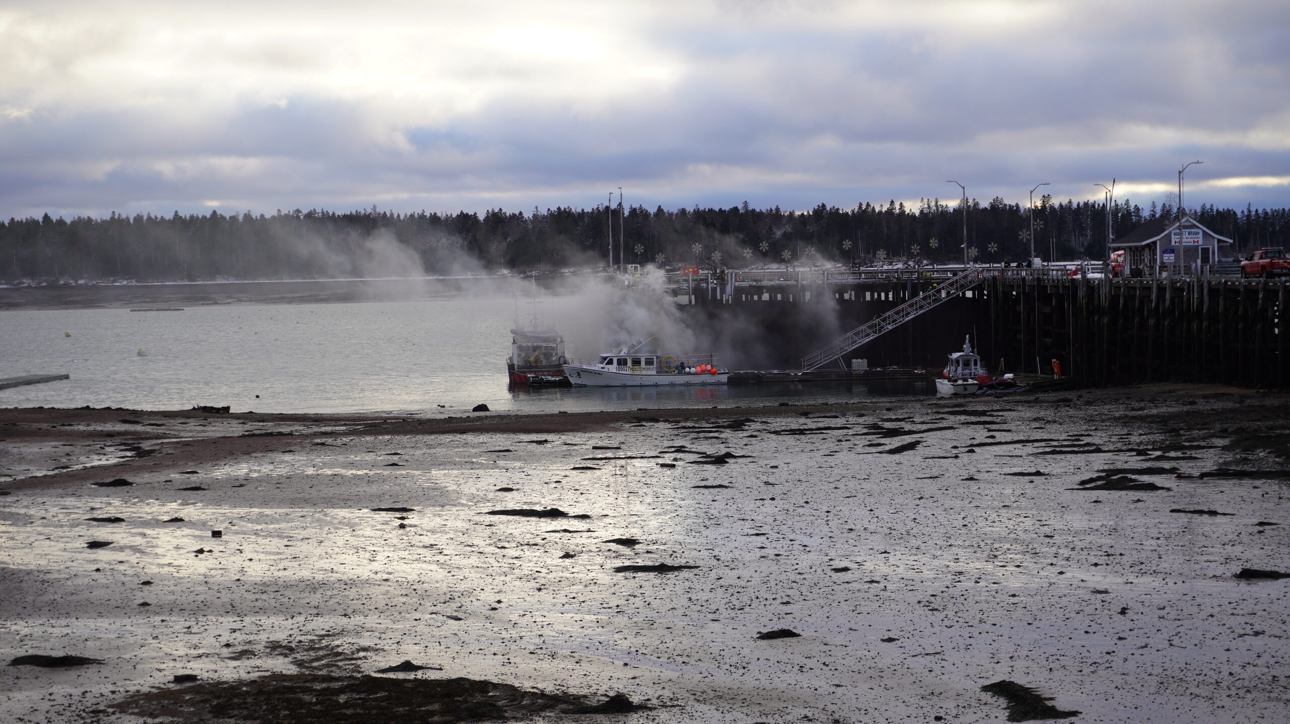 Fishing boat catches fire off Saint Andrews wharf - CHCO TV26